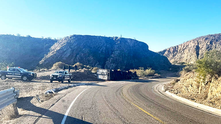 Vuelca trailer en curva de Punta Prieta, al sur de SQ